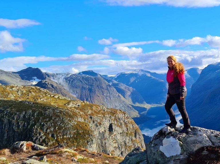 Bobiltur til Loen – mektige fjell, smaragdgrønt vann og luftig utsikt ...