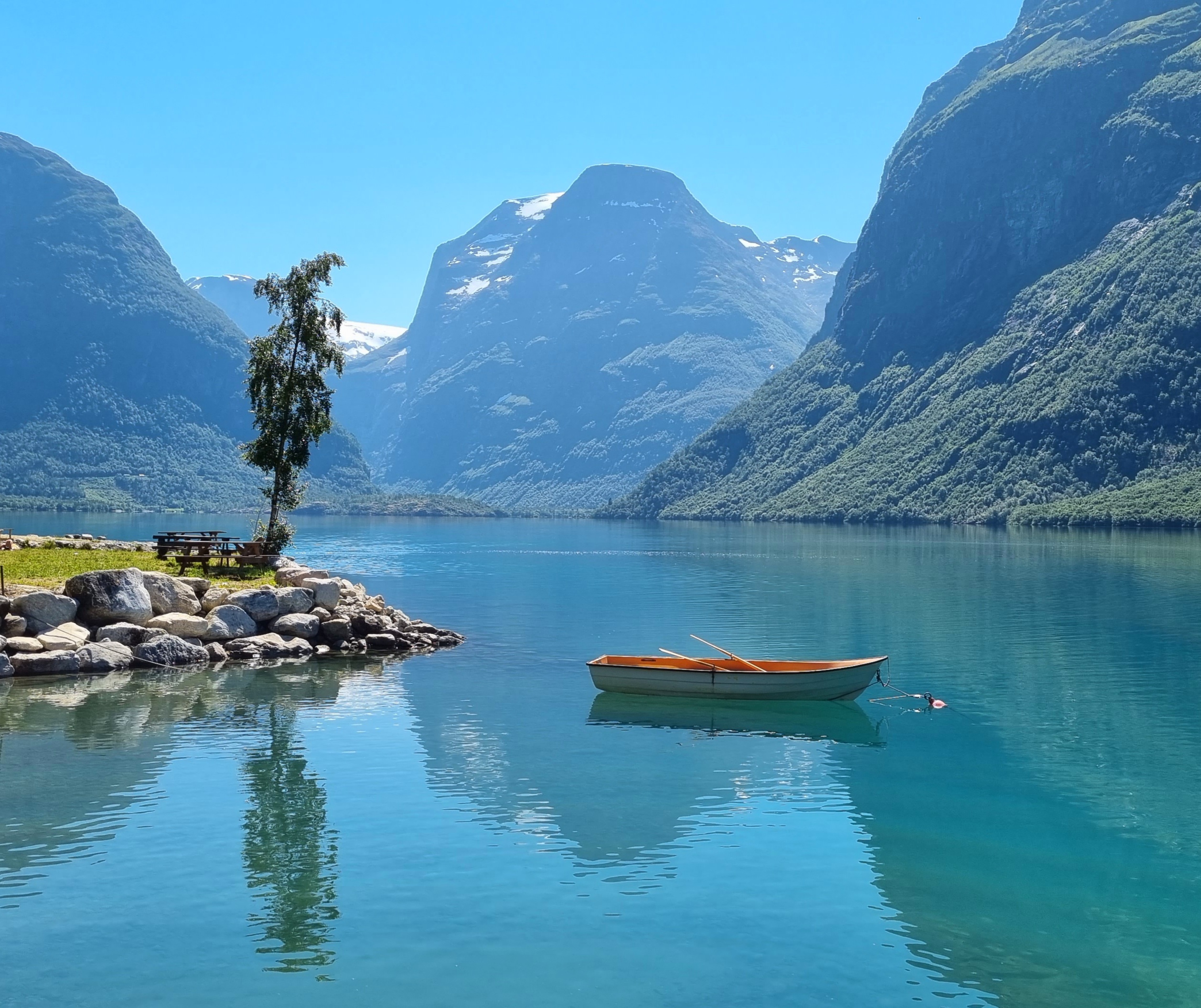 Bobiltur til Loen – mektige fjell, smaragdgrønt vann og luftig utsikt ...